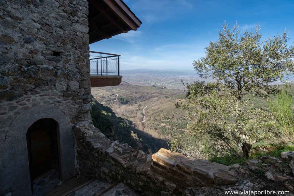 El castillo de Cornatel en la comarca del Bierzo (León)