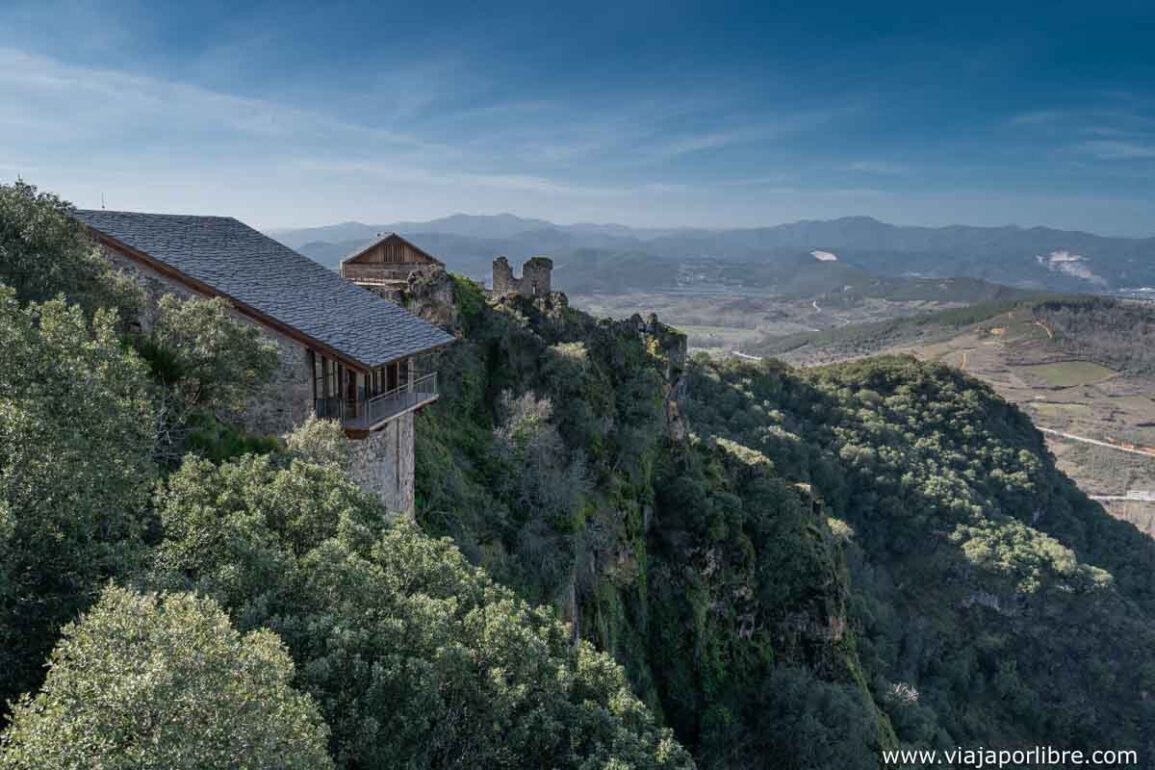 El castillo de Cornatel en la comarca del Bierzo (León)