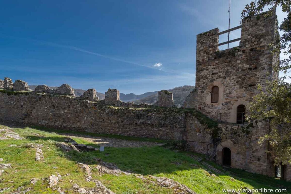 El castillo de Cornatel en la comarca del Bierzo (León)