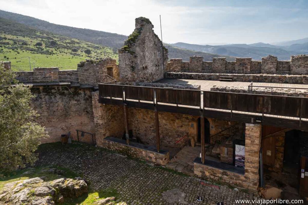 El castillo de Cornatel en la comarca del Bierzo (León)