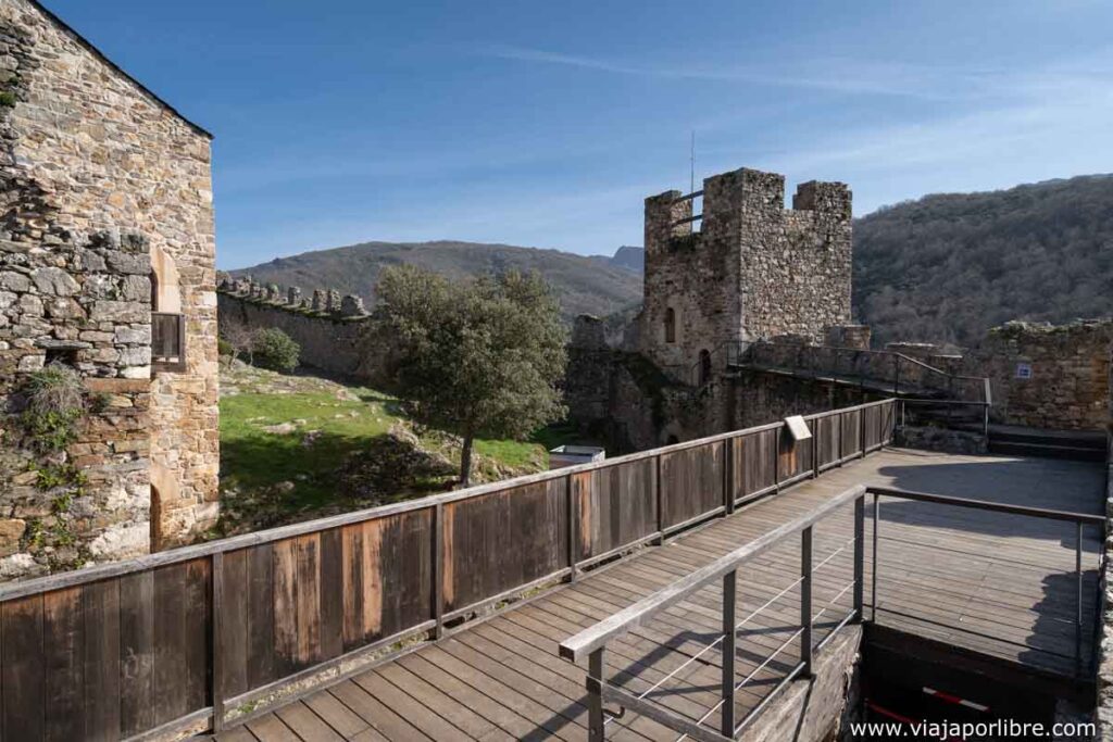 El castillo de Cornatel en la comarca del Bierzo (León)