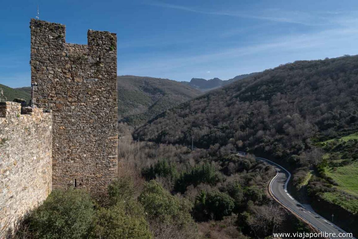 El castillo de Cornatel en la comarca del Bierzo (León)