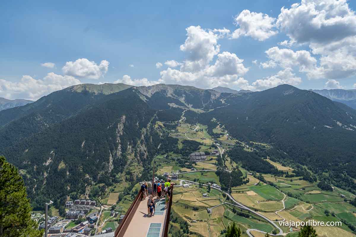 El mirador de Roc del Quer y la carretera de Canilo a Ordino